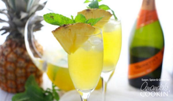 Pineapple Prosecco Punch: the perfect for cocktail for brunch!