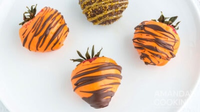 Fall Chocolate Covered Strawberries - Amanda's Cookin' - Fall