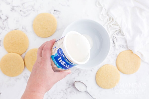 Easy Decorated Sugar Cookies - Amanda's Cookin' - Tips & Tricks