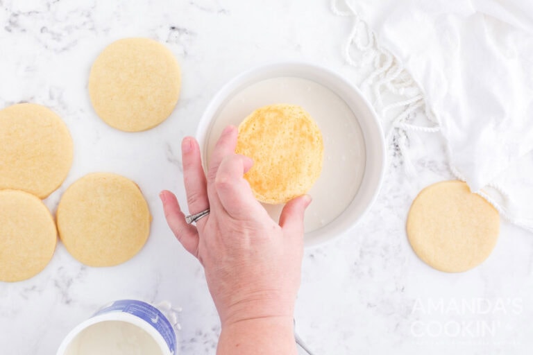 Easy Decorated Sugar Cookies - Amanda's Cookin' - Tips & Tricks