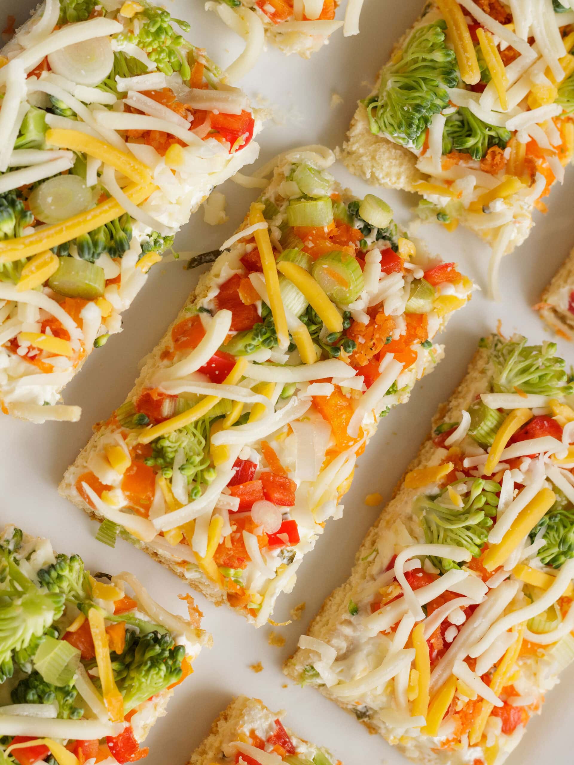 How to Make Appetizer Veggie Pizza - Amanda's Cookin'