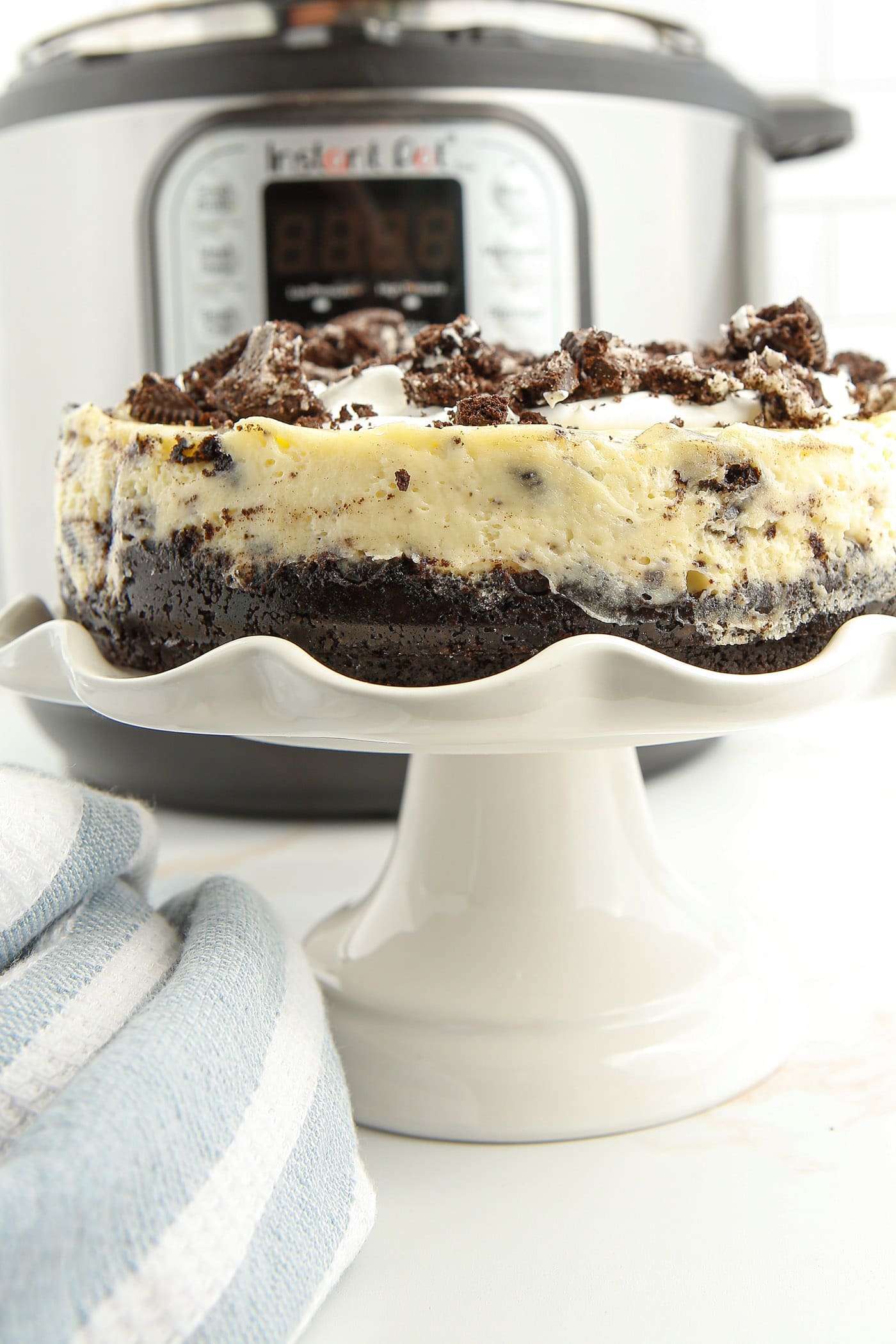 Instant Pot Oreo Cheesecake - Amanda's Cookin' - Cheesecakes