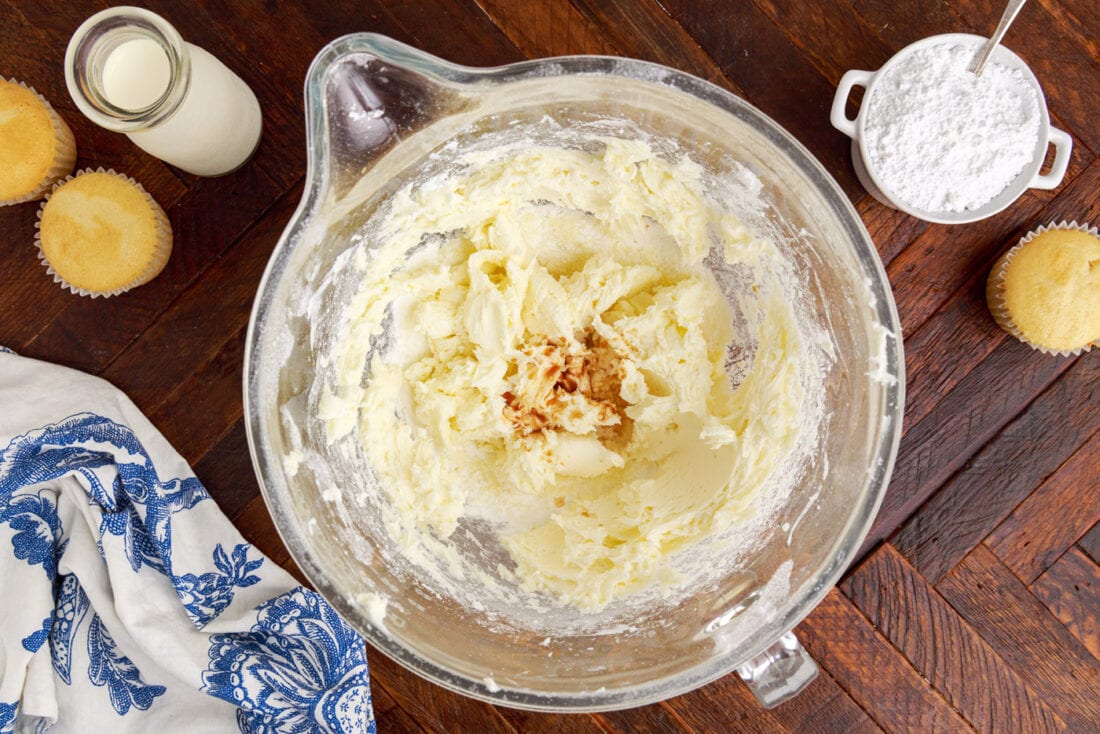 Buttercream Frosting - Amanda's Cookin' - Cake & Cupcakes