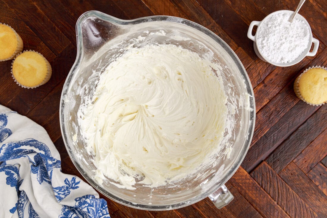 Buttercream Frosting - Amanda's Cookin' - Cake & Cupcakes
