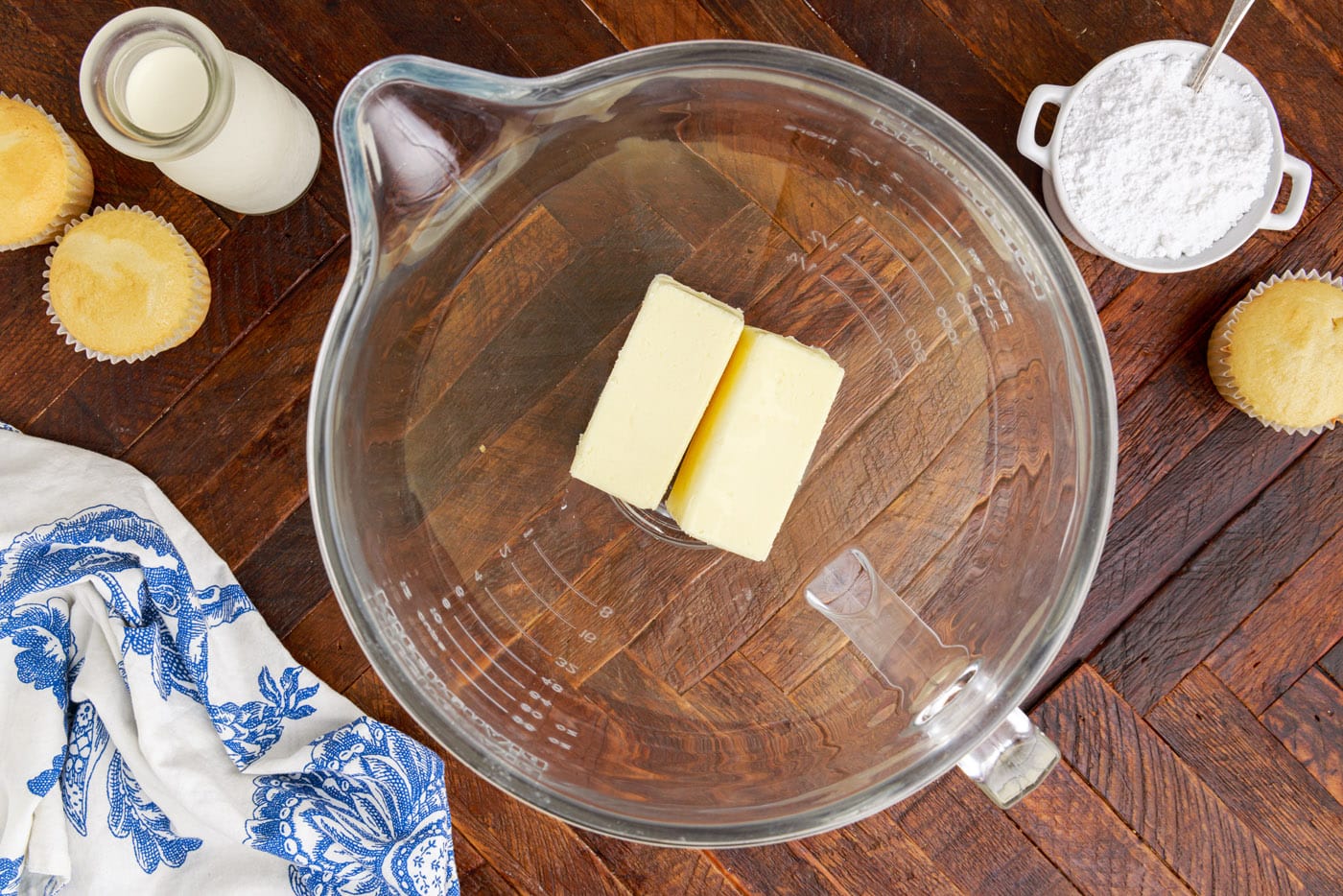 Buttercream Frosting - Amanda's Cookin' - Cake & Cupcakes