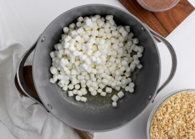 Hot Cocoa Rice Krispie Treats - Amanda's Cookin' - No Bake Desserts