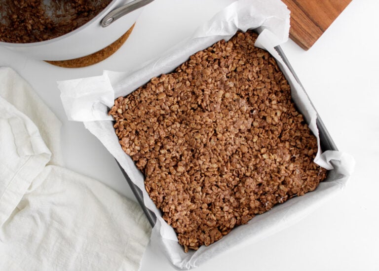 Hot Cocoa Rice Krispie Treats - Amanda's Cookin' - No Bake Desserts