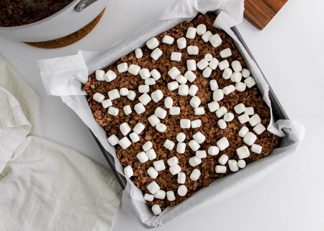 Hot Cocoa Rice Krispie Treats - Amanda's Cookin' - No Bake Desserts