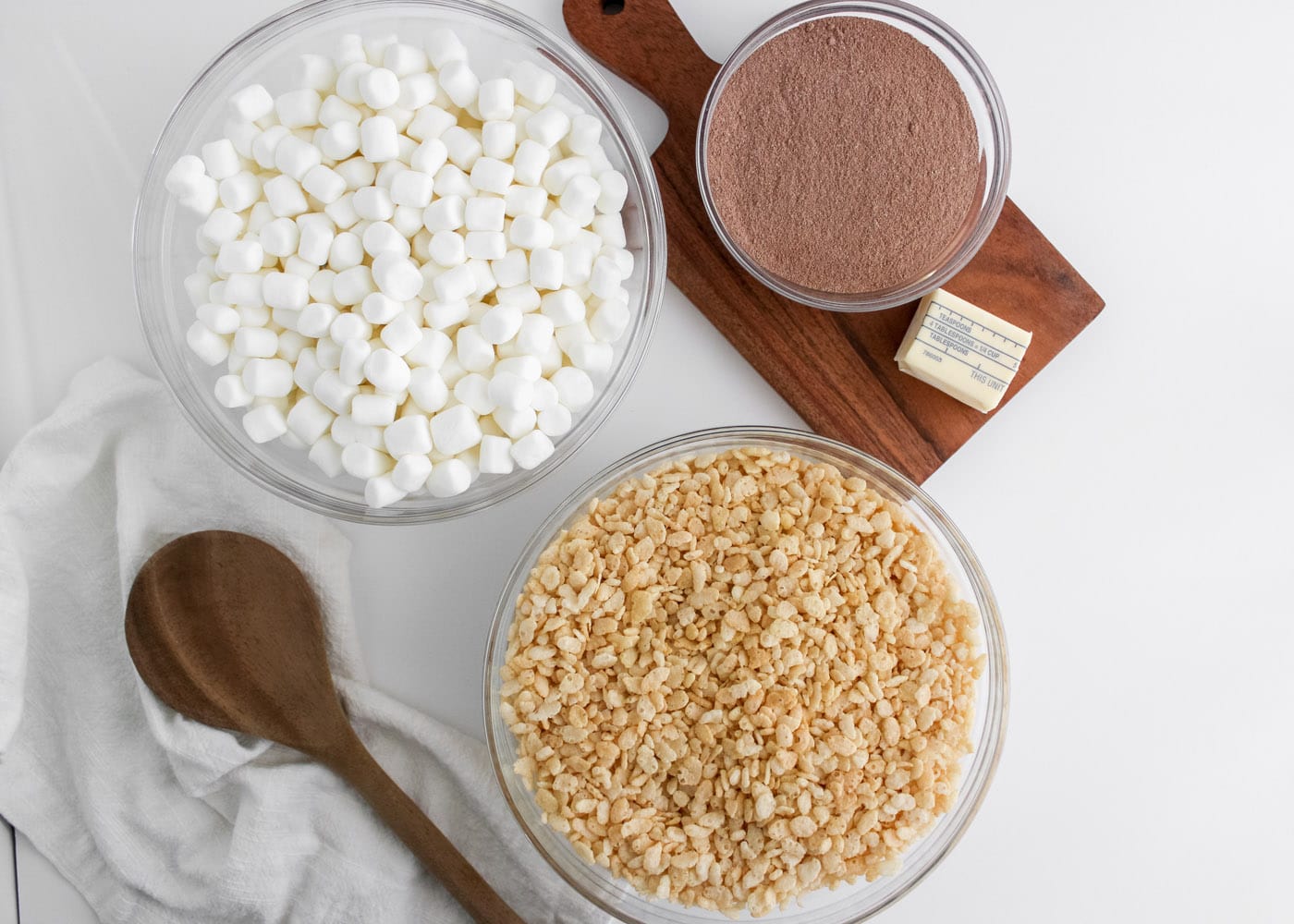 Hot Cocoa Rice Krispie Treats - Amanda's Cookin' - No Bake Desserts