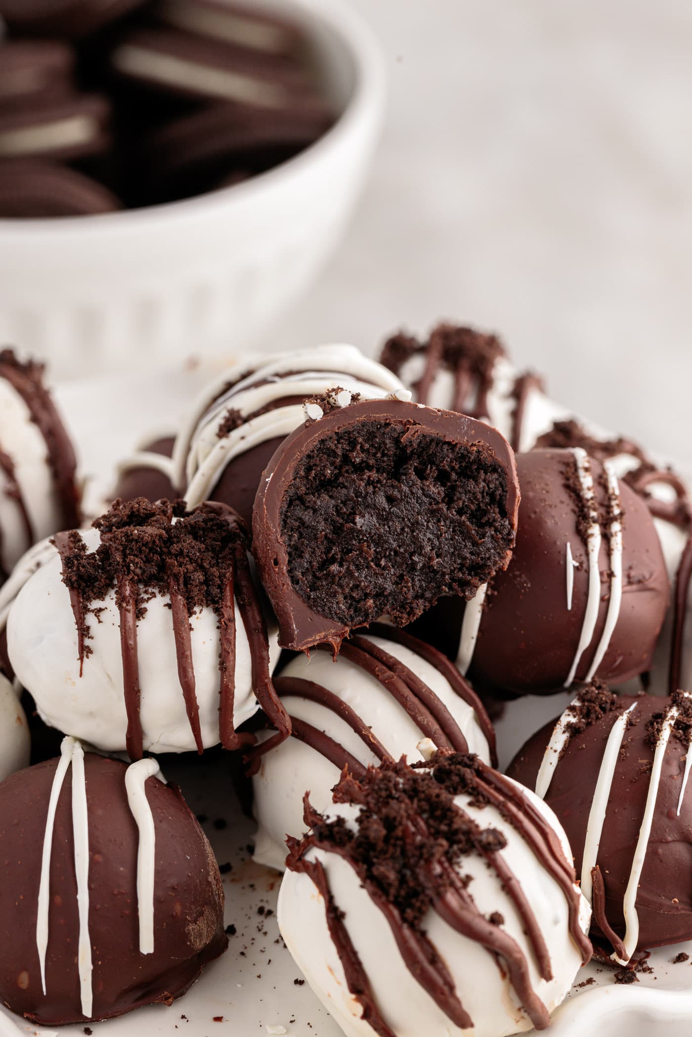 Oreo Truffles - Amanda's Cookin' - No Bake Desserts