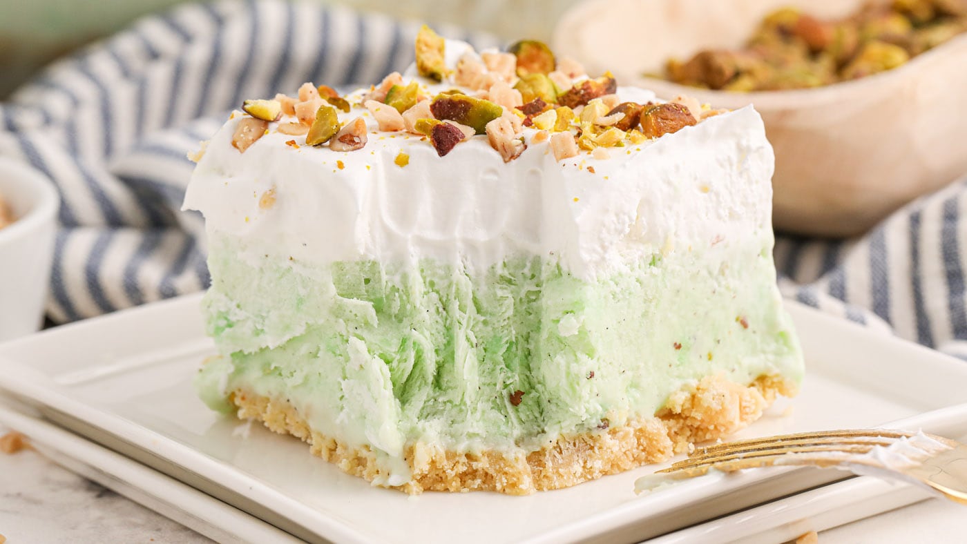 Pistachio Ice Cream Cake - Amanda's Cookin' - Ice Cream & Frozen Treats