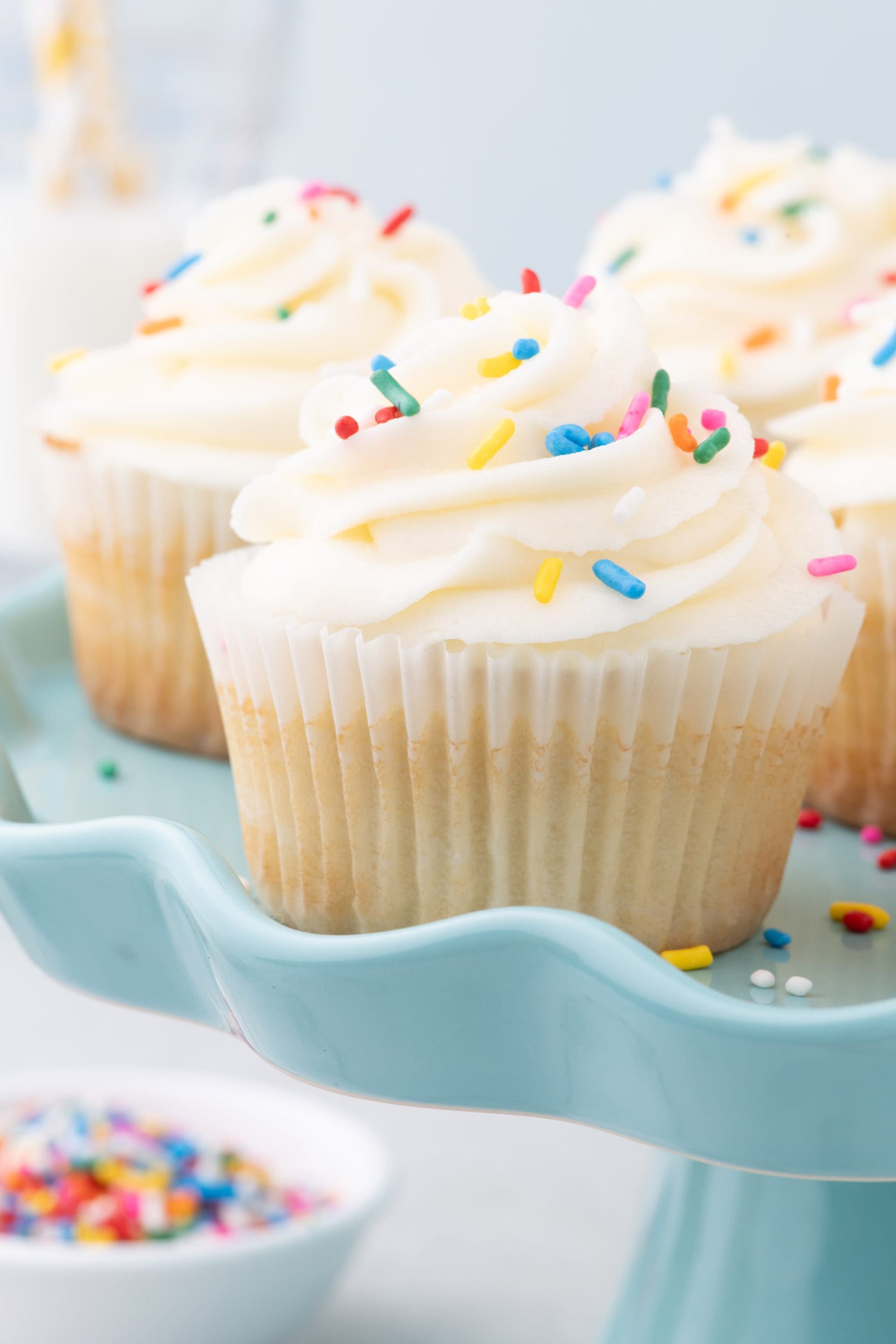 Vanilla Cupcakes - Amanda's Cookin' - Cake & Cupcakes