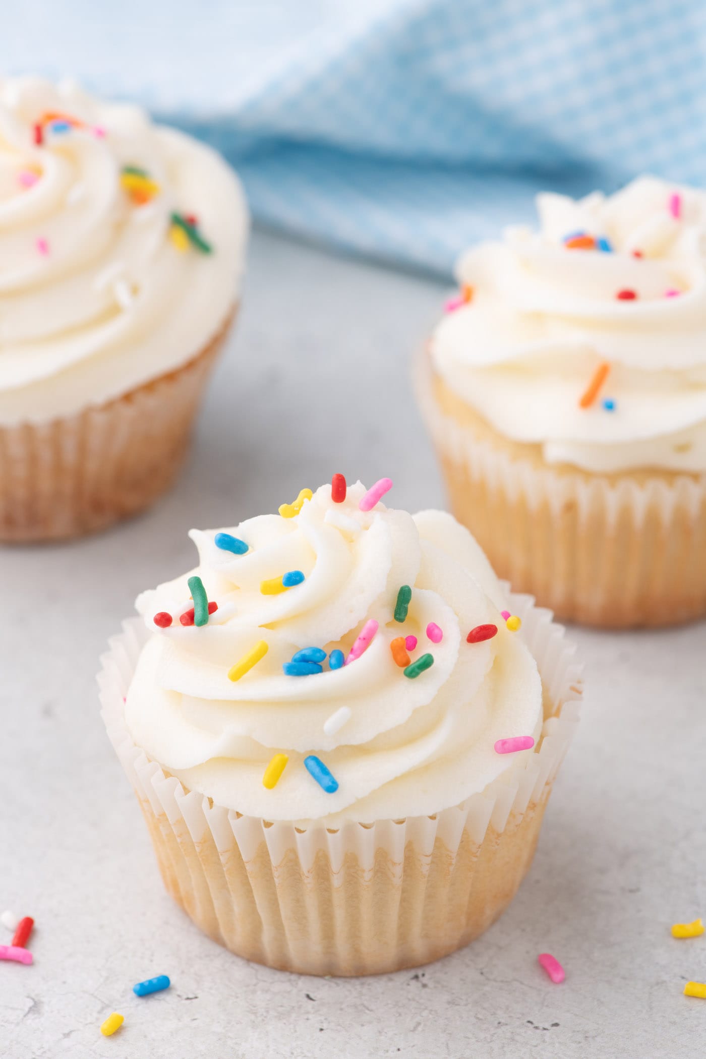 Vanilla Cupcakes - Amanda's Cookin' - Cake & Cupcakes