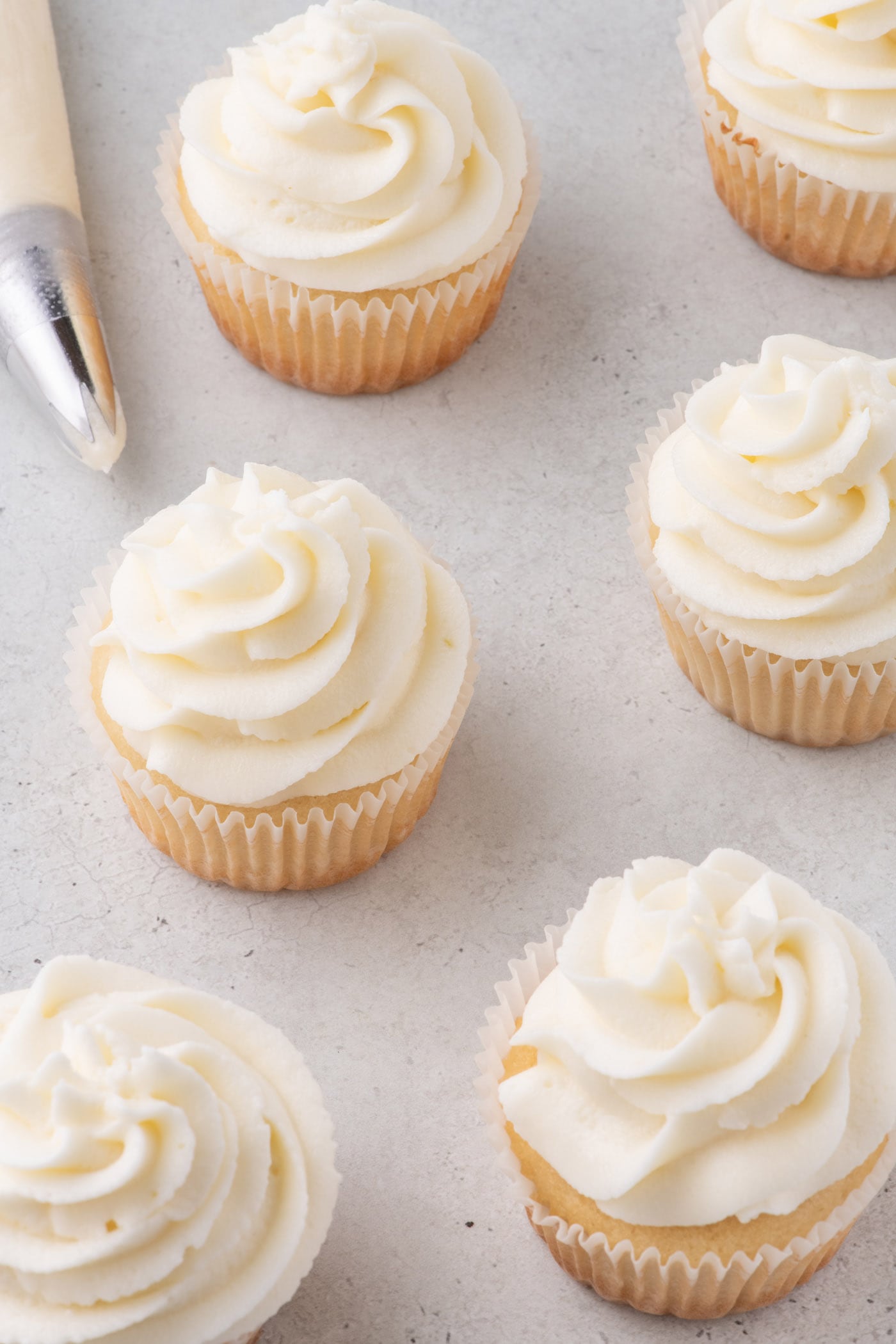 Vanilla Cupcakes - Amanda's Cookin' - Cake & Cupcakes