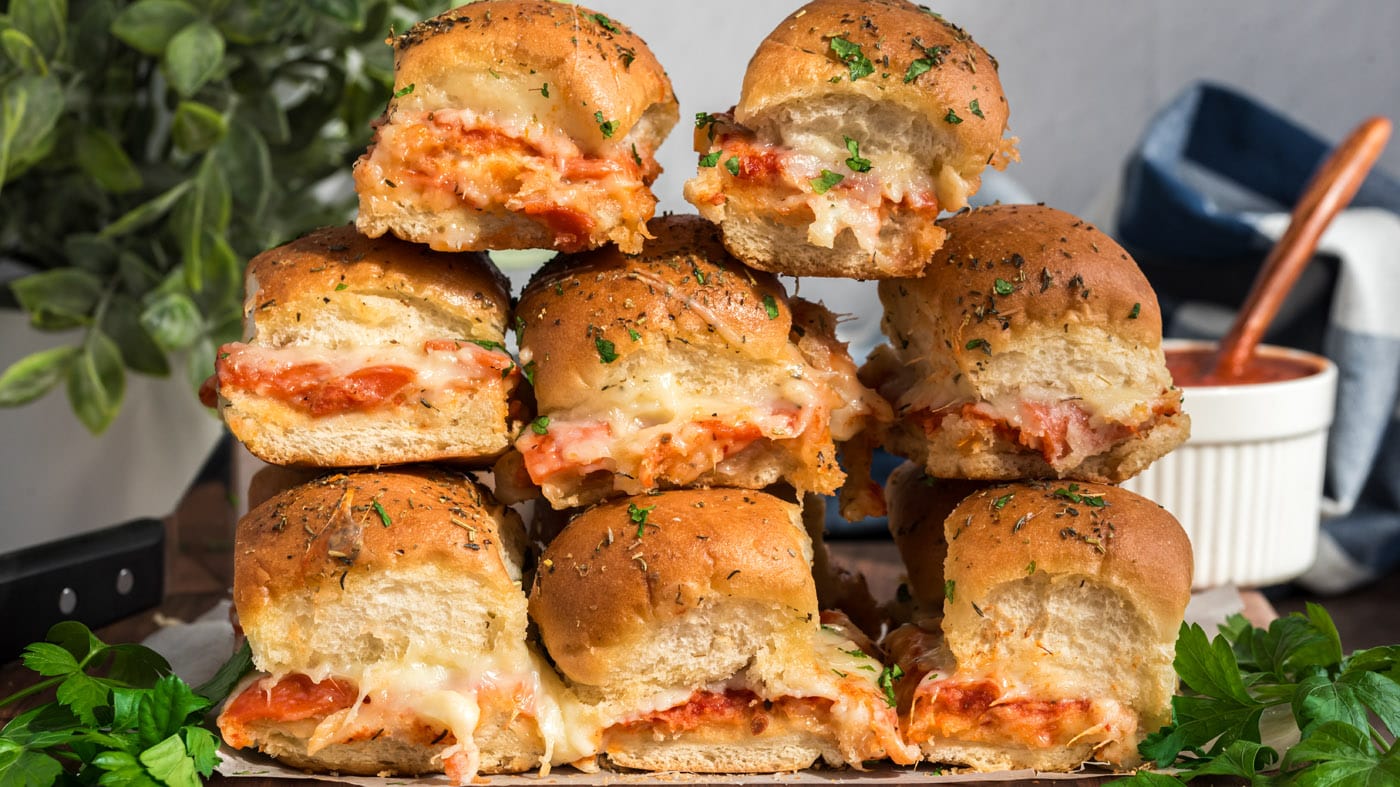 Pizza Sliders Recipe - Amanda's Cookin'