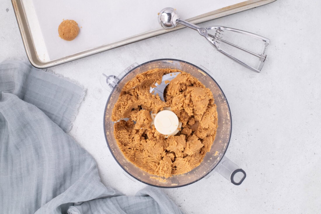 Nutter Butter Balls - Amanda's Cookin' - No Bake Desserts