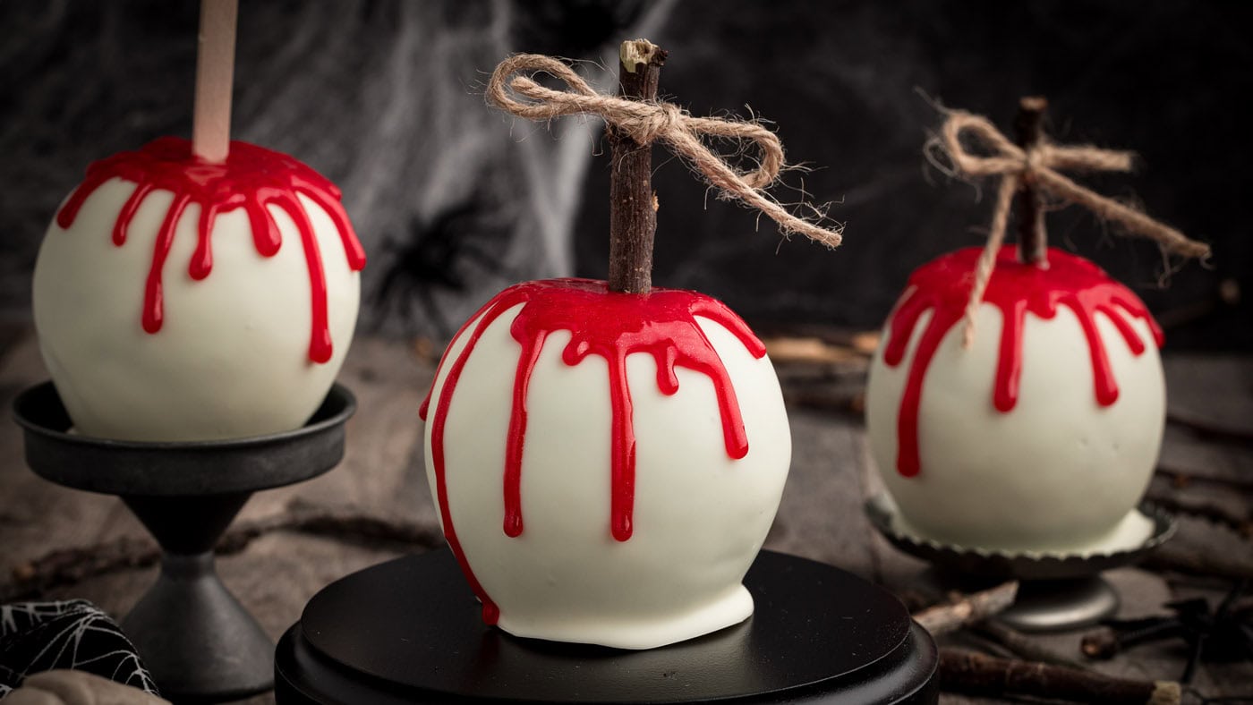 Bloody Candy Apples - Amanda's Cookin' - Halloween