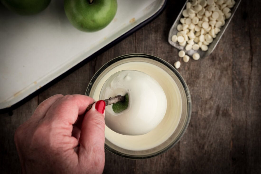 Bloody Candy Apples - Amanda's Cookin' - Halloween