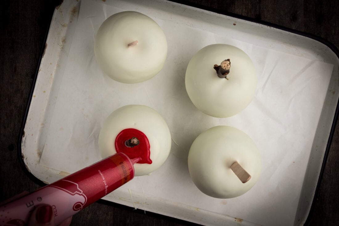 Bloody Candy Apples - Amanda's Cookin' - Halloween