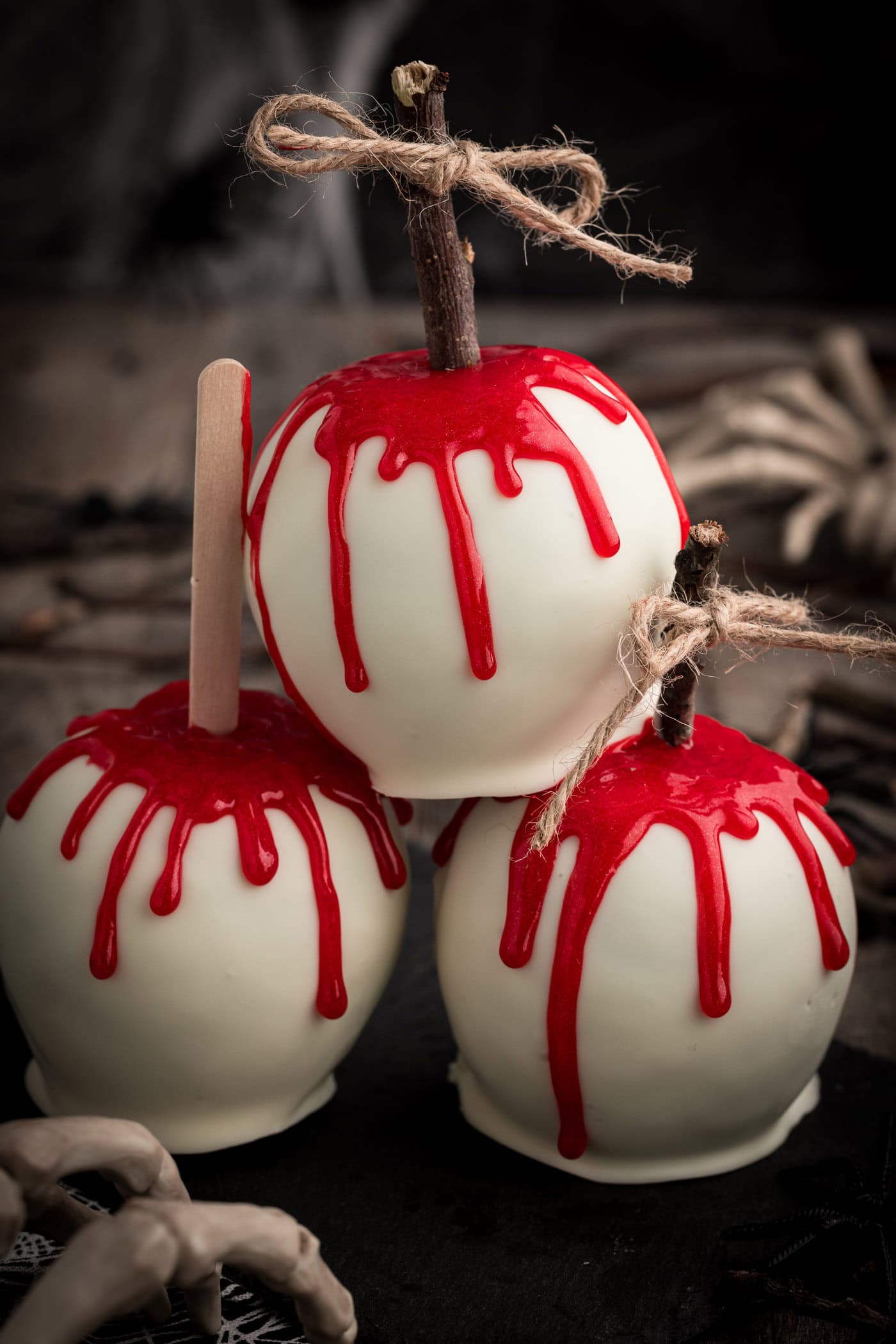 Bloody Candy Apples - Amanda's Cookin' - Halloween