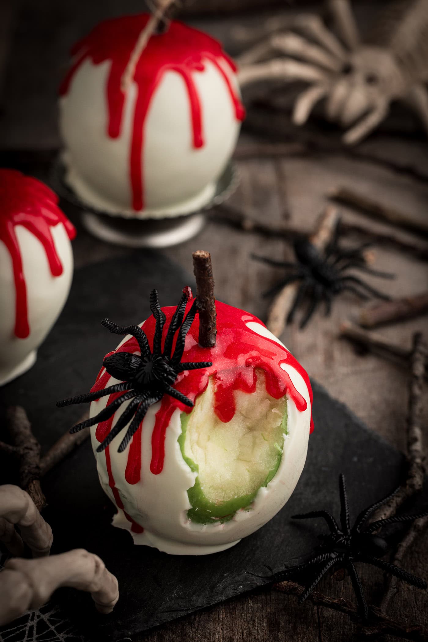 Bloody Candy Apples - Amanda's Cookin' - Halloween
