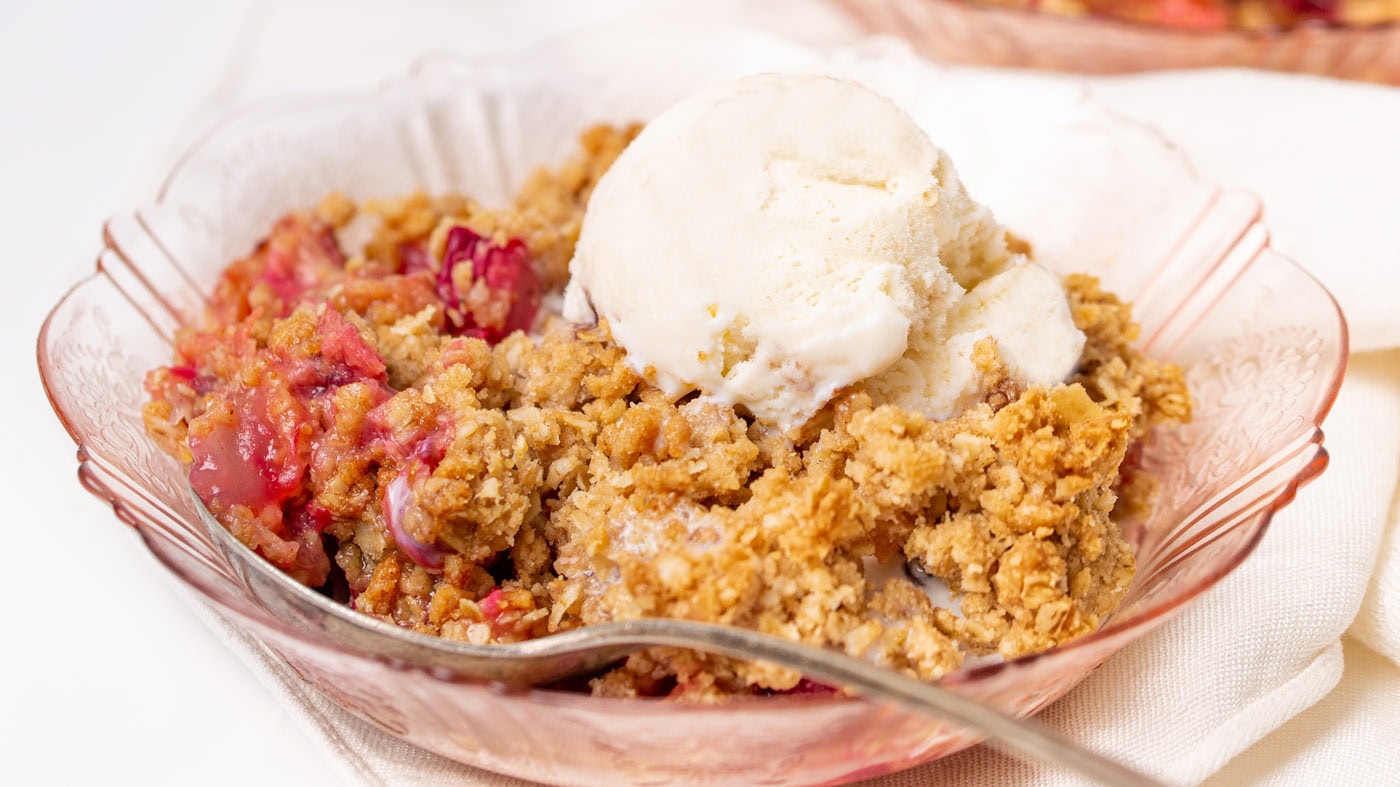 Rhubarb Crisp - Amanda's Cookin' - Cobblers & Crisps