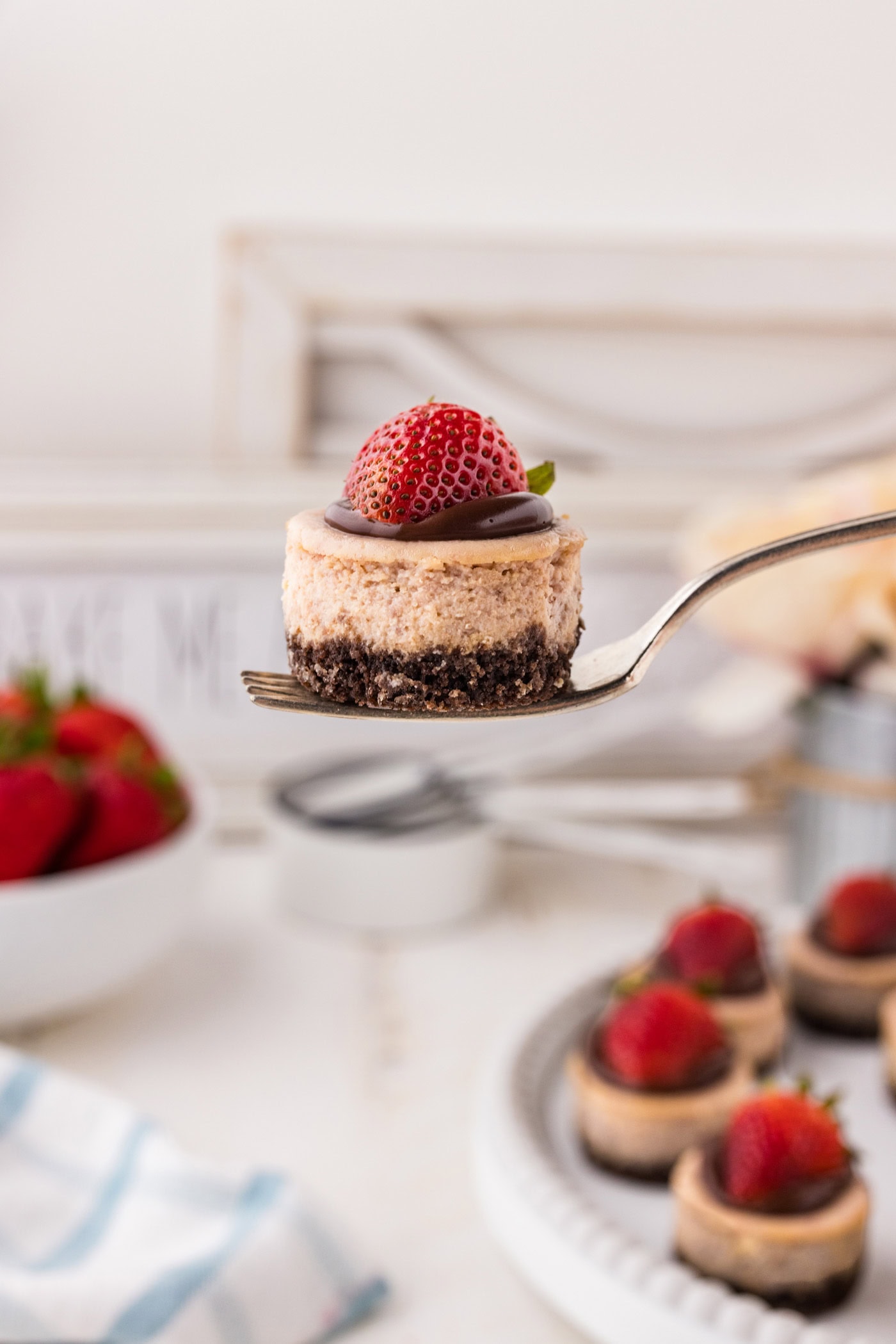 Mini Strawberry Cheesecakes - Amanda's Cookin' - Cheesecakes