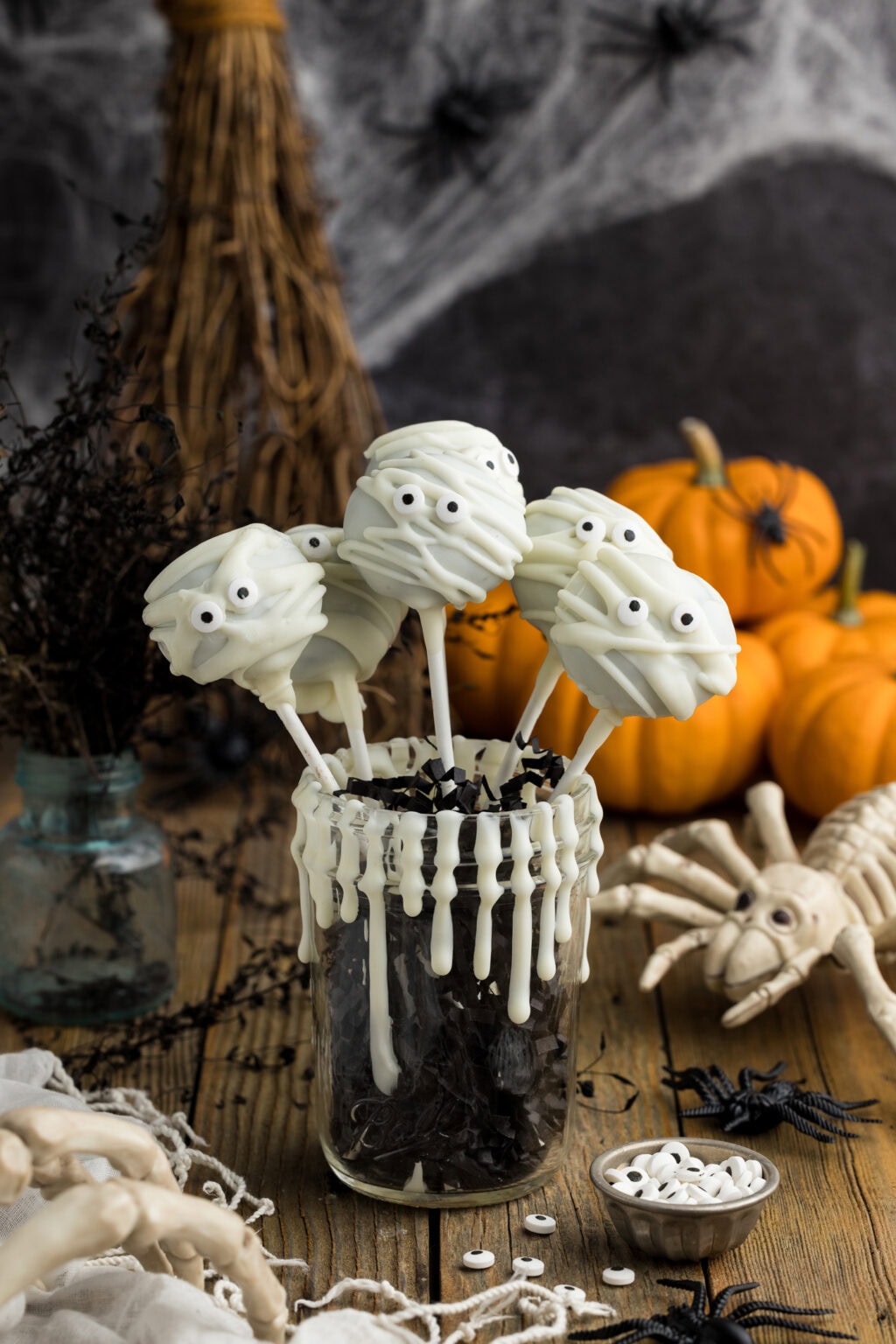 Mummy Pops - Amanda's Cookin' - Halloween