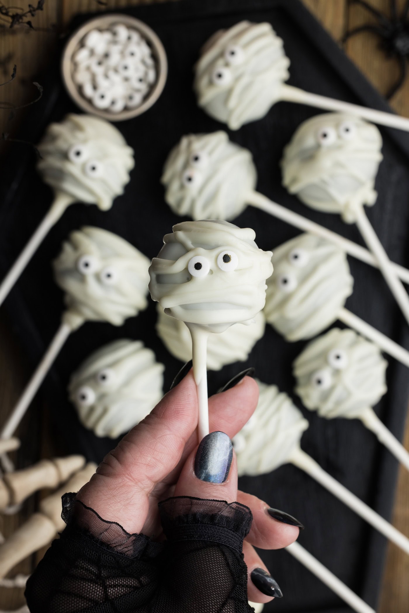 Mummy Pops - Amanda's Cookin' - Halloween
