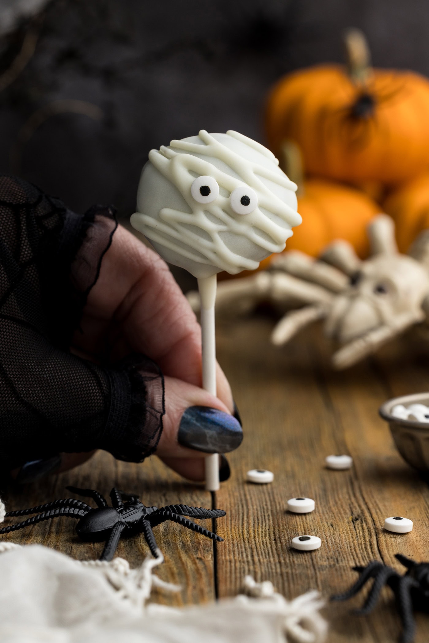 Mummy Pops - Amanda's Cookin' - Halloween